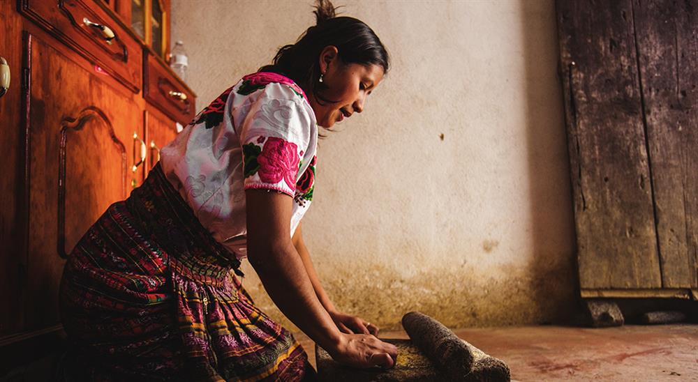 8 Breathtaking Photos of Hardworking Moms Around the World