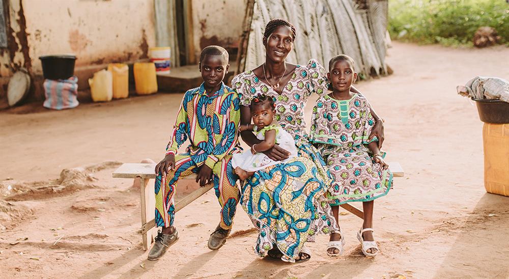 8 Breathtaking Photos of Hardworking Moms Around the World